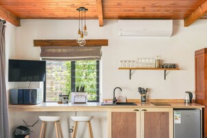 Frigobar, micro-ondas, cooktop, chaleira elétrica