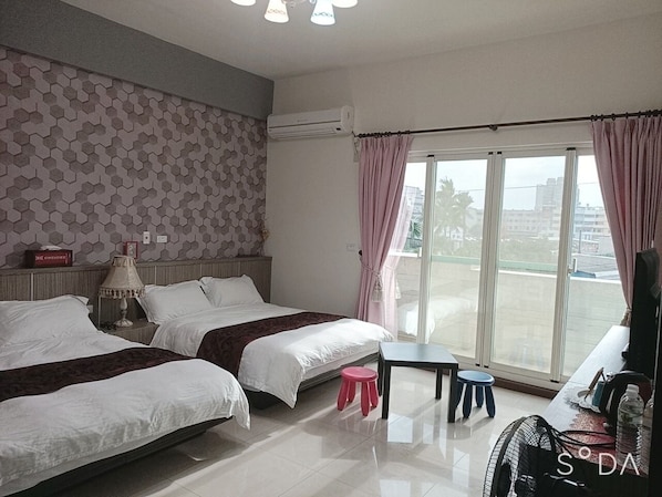 Quarto Quádruplo Básico | Edredões de penas, secretária, cortinas/cortinados opacos, Wi-fi grátis