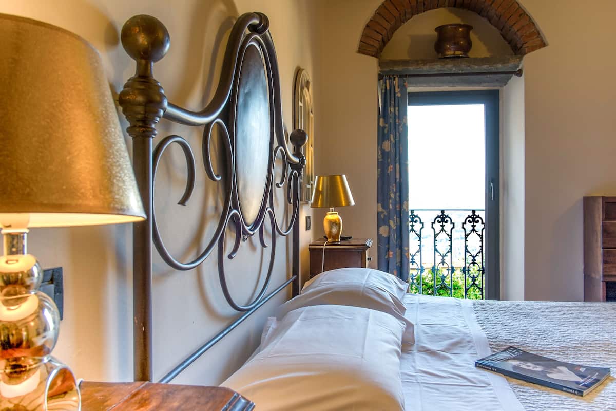 Quarto clássico, 1 cama de casal, para não fumantes, vista para a colina | Wi-Fi de cortesia