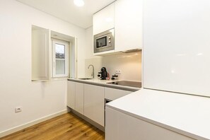 Apartamento, 1 quarto (Galeria Alfama 3ºA) | Cozinha privada | Geladeira, micro-ondas, cooktop, cafeteira/chaleira
