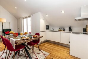 Apartamento, 2 quartos (Galeria Alfama 4º) | Cozinha privada | Geladeira, micro-ondas, cooktop, cafeteira/chaleira