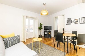 Apartamento, 1 quarto (Galeria Alfama 3B) | Área de estar | TV