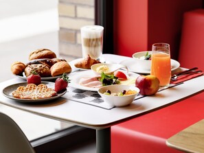 Pequeno-almoço tipo buffet diário (16 EUR por pessoa) 