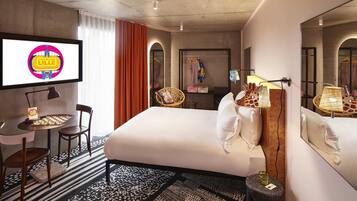 Roupa de alta qualidade, cofre no quarto, secretária