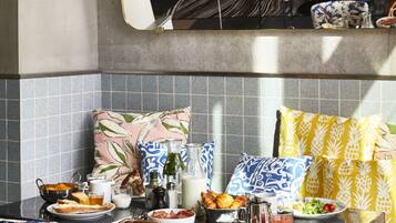 Pequeno-almoço tipo buffet diário (21 EUR por pessoa)