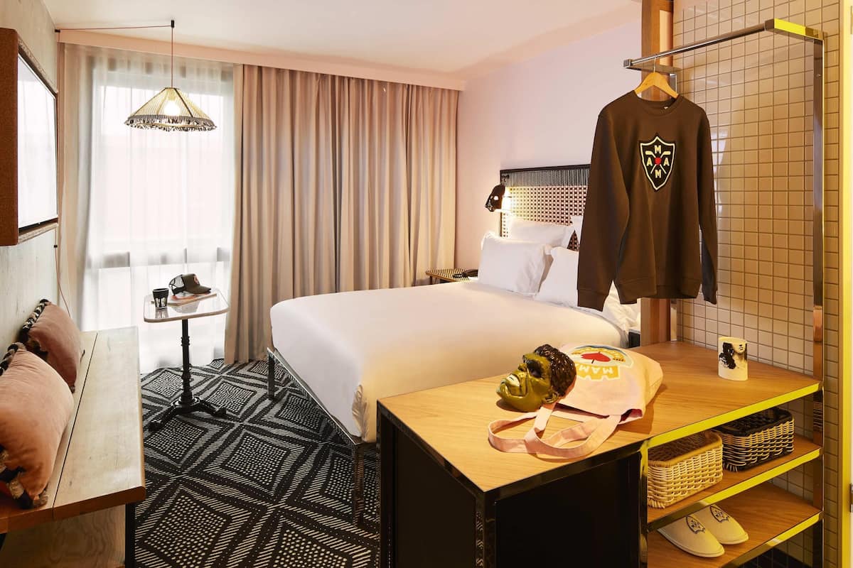 Roupas de cama premium, cofres nos quartos, escrivaninha