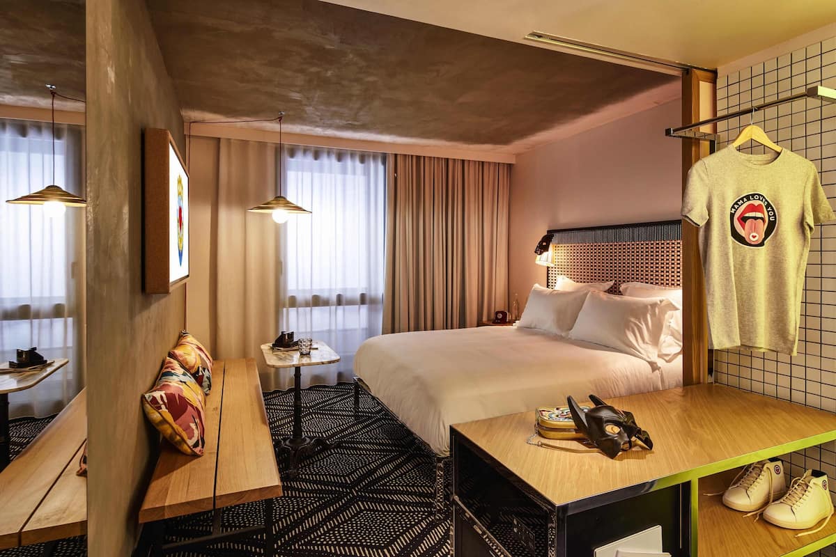 Quarto, 1 cama de casal, acessível (Medium Mama) | Roupas de cama premium, cofres nos quartos, escrivaninha