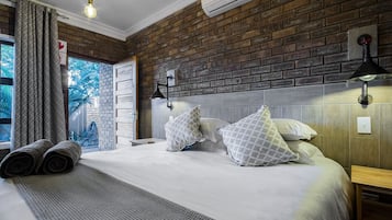 Quarto Duplo ou Twin Comfort, 1 cama king-size, não fumadores, vista para o jardim | 1 quarto, minibar, cofre no quarto, com decoração personalizada