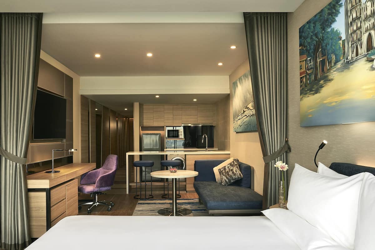 Quarto Deluxe, 1 cama king-size, Vista para a cidade | 1 quarto, roupa hipoalergénica, minibar, cofre no quarto