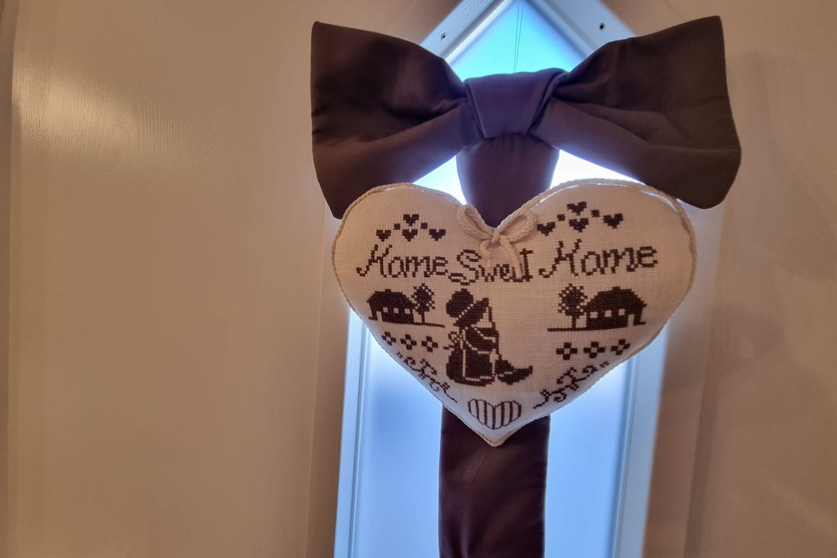 Decoração em formato de coração com a frase 