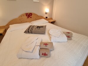 Apartamento tradicional, 2 quartos, geladeira e micro-ondas, vista para a montanha (Rosengarten) | 2 quartos, edredons de pluma, cofres nos quartos, cortinas blackout