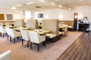 Café da manhã com buffet grátis todos os dias