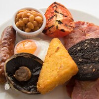 Café da manhã completo todos os dias mediante uma taxa