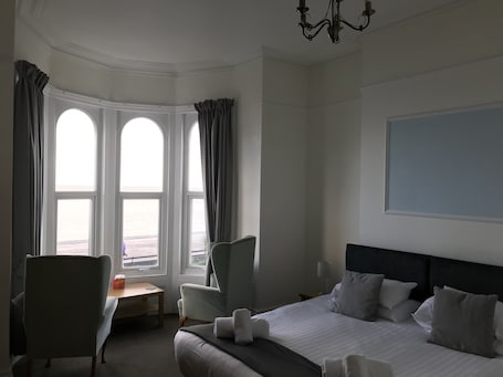 Quarto casal premium, suíte, vista para o mar | Roupas de cama premium, ferros/tábuas de passar roupa, Wi-Fi de cortesia. The Oasis