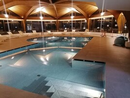 Piscina interior, espreguiçadeiras 