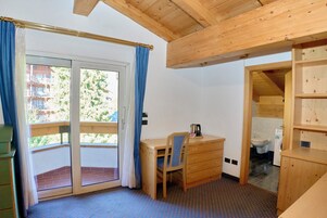 Apartamento, em edifício anexo | Vista do quarto