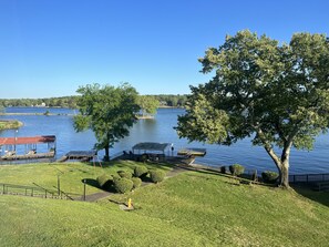 Bright and Cozy condo with an amazing view of Lake Hamilton - Hot ...