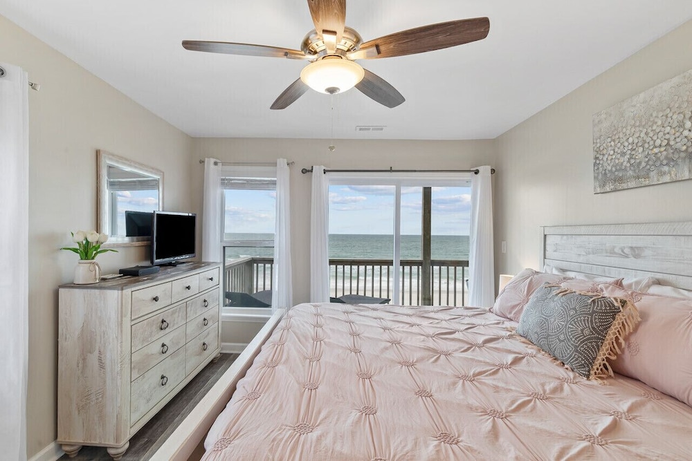 Oceanfront 5 Bd Pet Friendly Oasis - Aug 18-22 Open - North Topsail Beach, NC