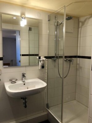 Quarto Duplo | Casa de banho | Um secador de cabelo, toalhas fornecidas, papel higiénico 