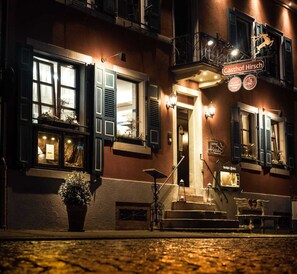 Fachada do alojamento (tarde/noite)