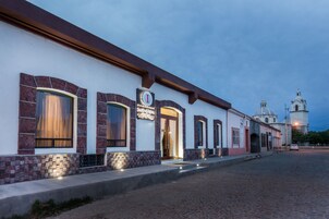 Fachada da propriedade à noite