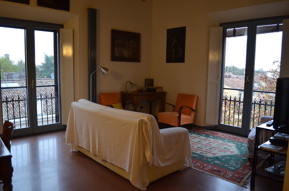 Precioso Y Amplio Apartamento, Con Plaza De Garaje, En Un Antiguo Palacio En El Centro De La Ciudad. - Ferrara, Italia