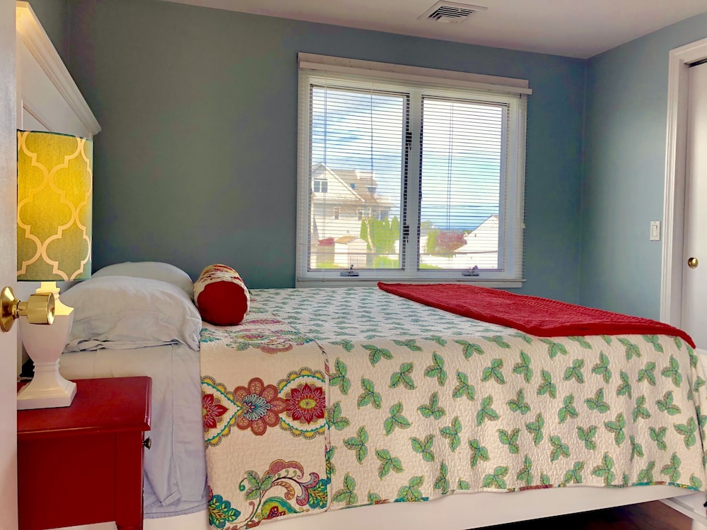 1.5 Blocks To Scarborough Beach, Narragansett, Fenced In Yard, Ac - New Updates! - Narragansett, RI