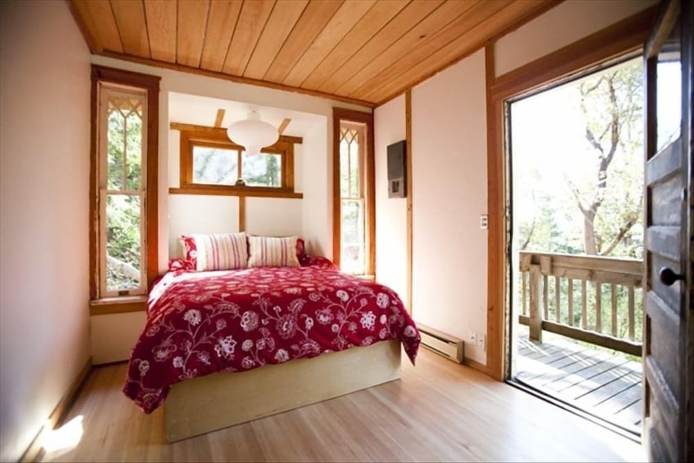 A Happy Nest Up In The Trees, Unique Salt Spring Cottage Close To Town - Salt Spring Island