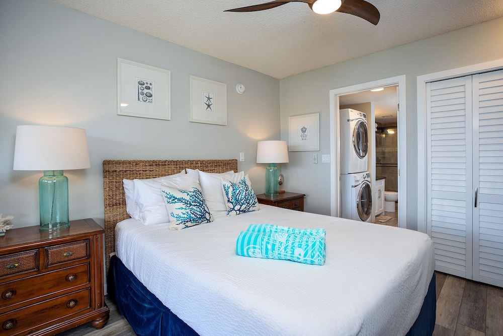 Maui Banyan Remodeled Top Floor - Steps To Beach And Shopping - Maui, HI