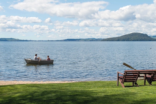 Willowwood Retreat - Five Bedroom, Two Bathroom Fishing Lodge -