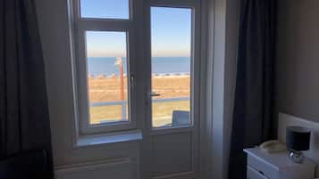 Quarto Duplo ou Twin Básico, vista para o oceano | Cofre no quarto, cortinas/cortinados opacos, ferro/tábua de engomar