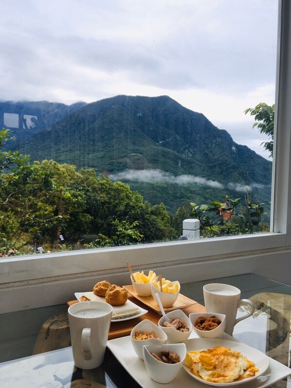 Café da manhã completo grátis todos os dias