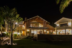 Piscina externa, funciona das 9h às 21h, guarda-sóis