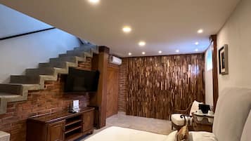 Suite-Estúdio Deluxe | 1 quarto, roupa de alta qualidade, edredões de penas, cofre no quarto