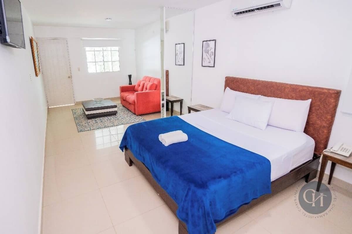 Quarto luxo | Ferros/tábuas de passar roupa, Wi-Fi de cortesia, roupa de cama