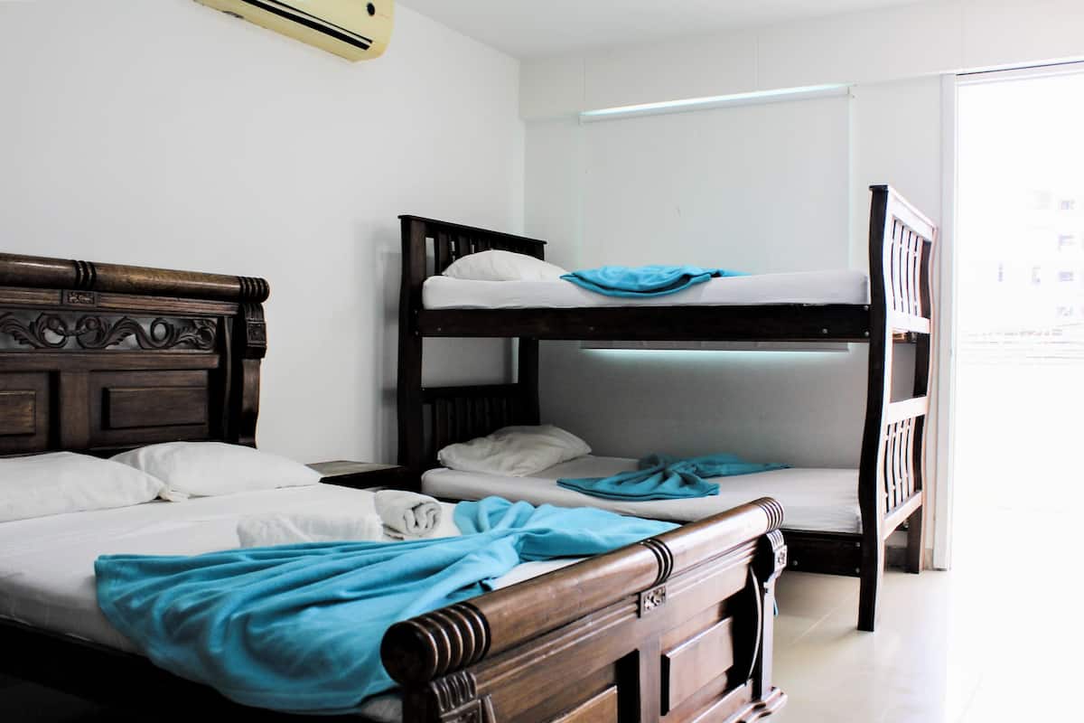Quarto família | Ferros/tábuas de passar roupa, Wi-Fi de cortesia, roupa de cama