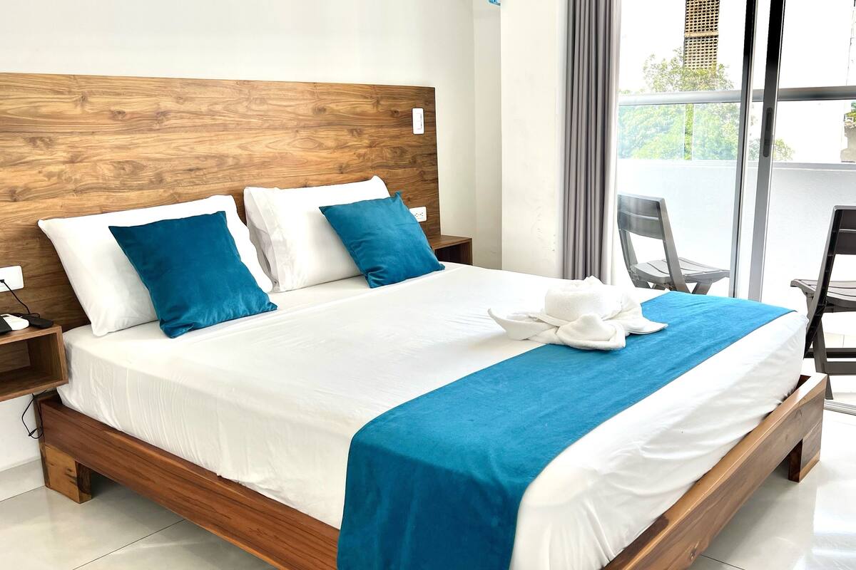 Quarto casal panorâmico | Ferros/tábuas de passar roupa, Wi-Fi de cortesia, roupa de cama