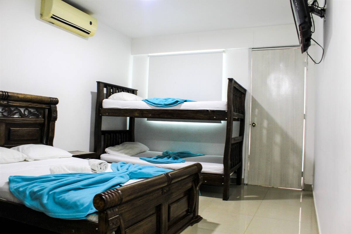 Quarto quádruplo, várias camas | Ferros/tábuas de passar roupa, Wi-Fi de cortesia, roupa de cama