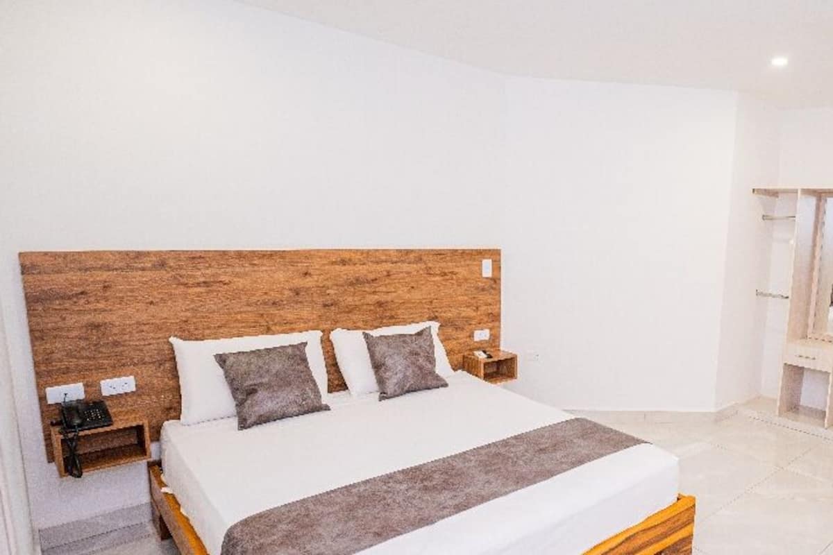 Quarto casal superior | Ferros/tábuas de passar roupa, Wi-Fi de cortesia, roupa de cama