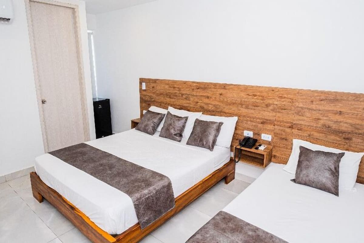Quarto triplo standard | Ferros/tábuas de passar roupa, Wi-Fi de cortesia, roupa de cama