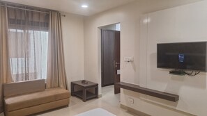 Quarto Duplo ou Twin Standard | Roupa de alta qualidade, secretária, cortinas/cortinados opacos 