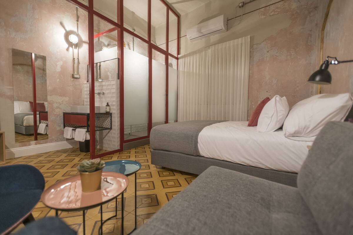 Cofre no quarto, cortinas/cortinados opacos, quartos insonorizados
