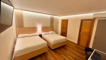 Quarto Quádruplo | Minibar, cofre no quarto, com decoração personalizada