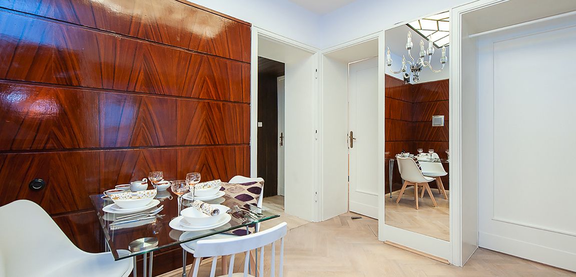 Um frigorífico/congelador grande, um micro-ondas, uma placa de cozinha 