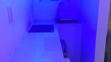 Quarto Deluxe | Kitchenette privada | Um frigorífico, um micro-ondas, uma placa de cozinha