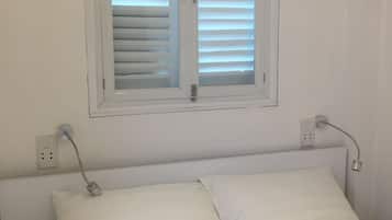 Quarto casal standard, 1 cama Queen | Cofres nos quartos, escrivaninha, ferros/tábuas de passar roupa