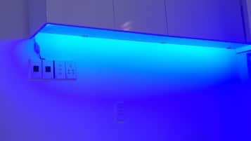 Quarto luxo | Cozinha americana privada | Geladeira, micro-ondas, cooktop, chaleira elétrica