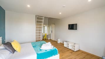 Family Loft, 2 Queen Beds, Non Smoking, with balcony Lake View | 1 quarto, roupa de alta qualidade, camas de colchão viscoelástico