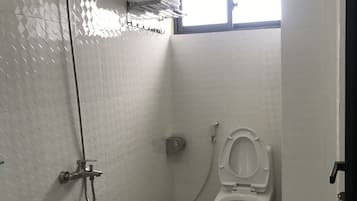 Quarto casal de uso individual | Comodidades do banheiro | Chuveiro, produtos de toalete grátis, chinelos, toalhas de banho