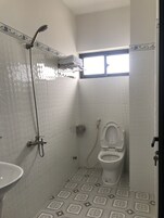 Quarto casal de uso individual | Comodidades do banheiro | Chuveiro, produtos de toalete grátis, chinelos, toalhas de banho